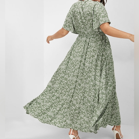 BloomChic | Dresses | Bloomchic Bloom Flutter Sleeve Ditsy Floral ...